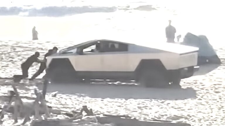 Tesla Cybertruck gets stuck on beach - Event Santa Cruz