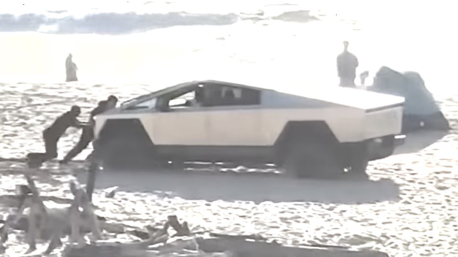 Tesla Cybertruck gets stuck on beach - Event Santa Cruz